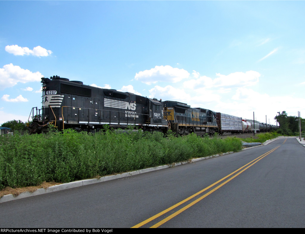 NS 5207 and CSX 7521